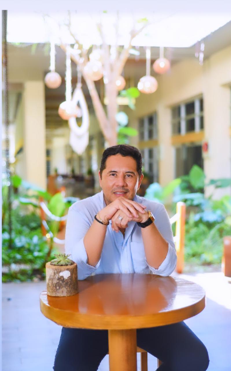 MYNOR ESPINOZA… a la orilla del mar - Revista Macroeconomia